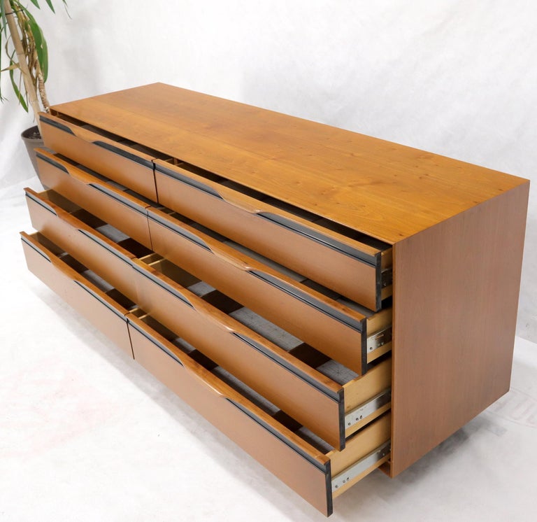 John Stuart Lange Kommode aus hellem Nussbaumholz mit acht Schubladen ...