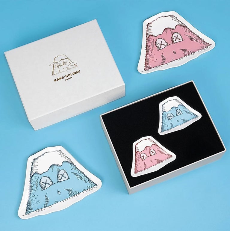 KAWS - KAWS: HOLIDAY JAPAN Mount Fuji Ceramic Plate Set (Set of 4) For ...
