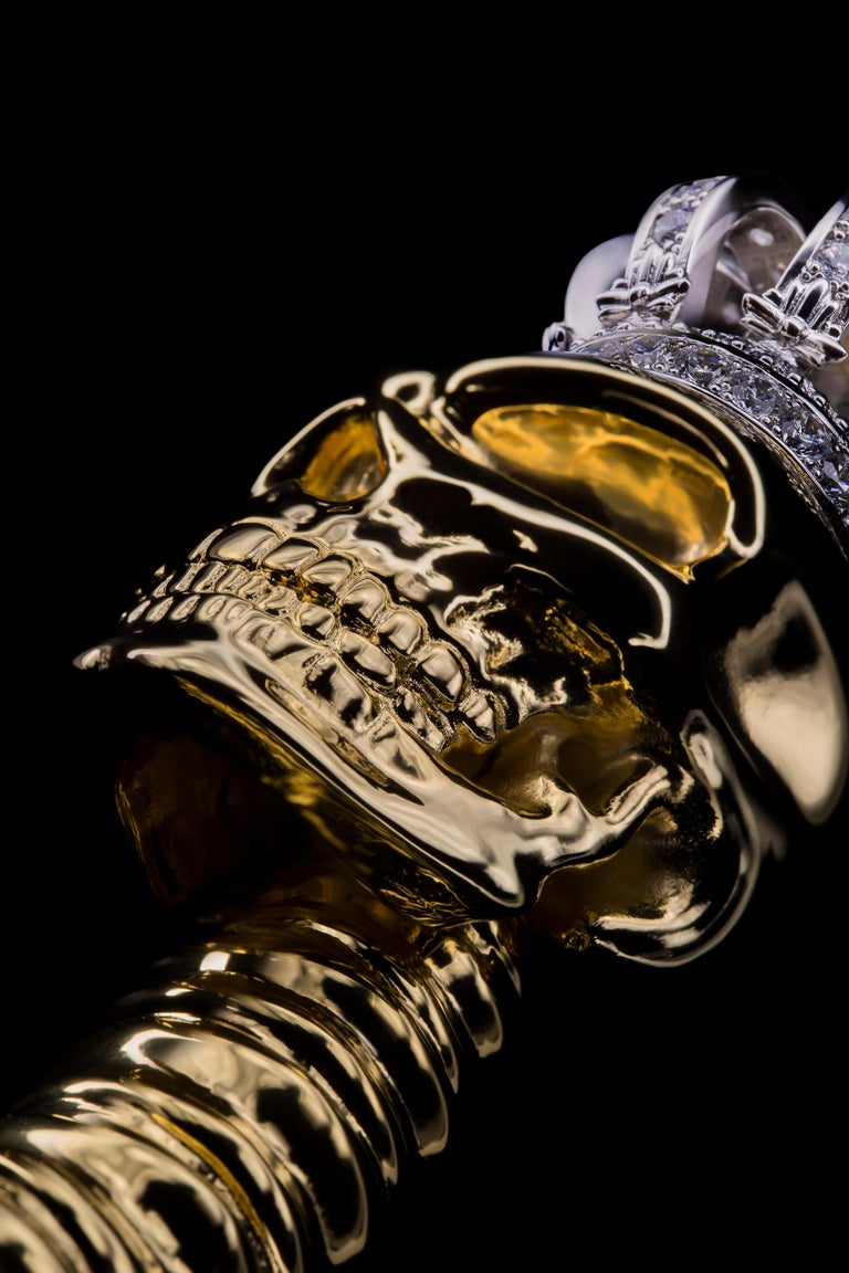 Sculpture de crne d'Olisbos en or 24 carats et diamants - Restes de ...