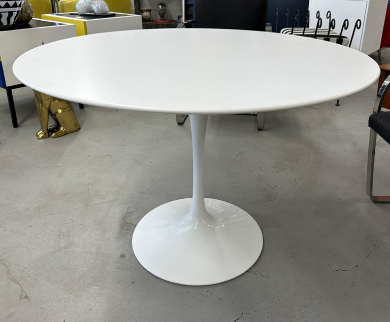 Knoll Saarinen Round Table For Sale at 1stDibs