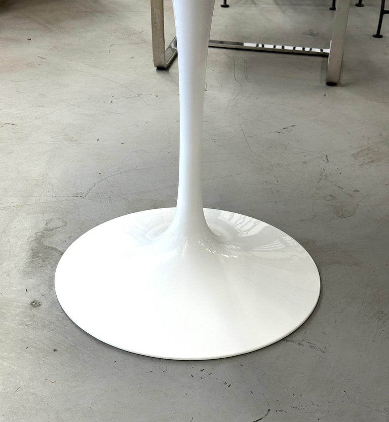 Knoll Saarinen Round Table For Sale at 1stDibs