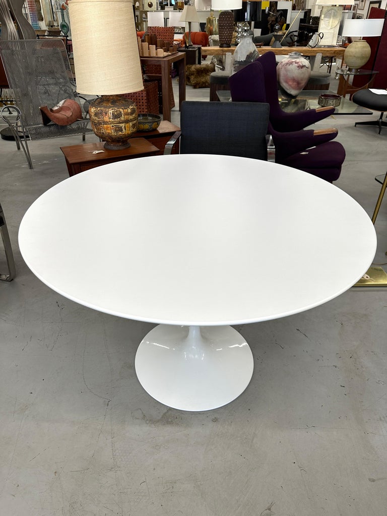 Knoll Saarinen Round Table For Sale at 1stDibs