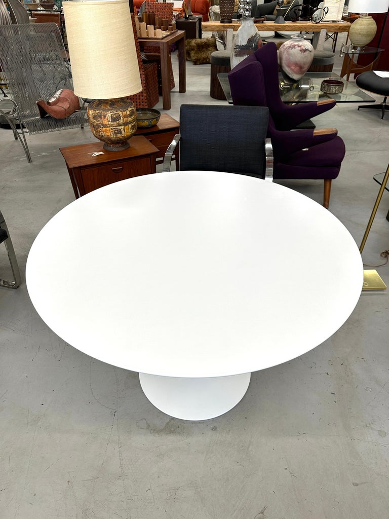 Knoll Saarinen Round Table For Sale at 1stDibs