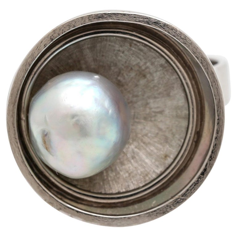 Ladies ring with Akoya cultured pearl For Sale at 1stDibs