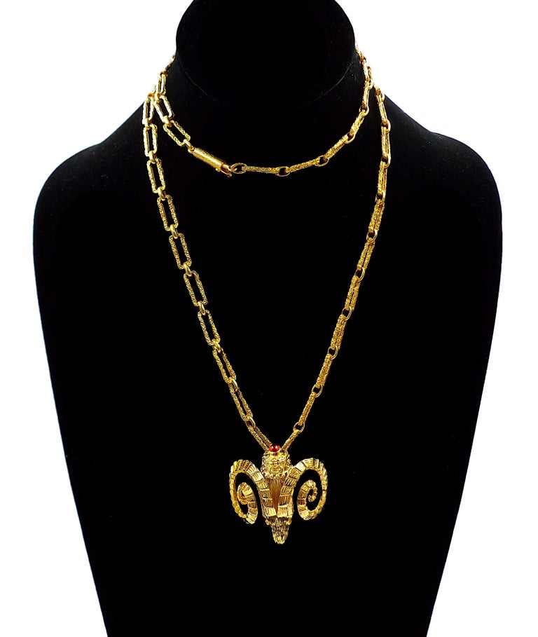 Lange Kette von Lalaounis aus 18 Karat Gold mit Widderkopf und 18 Karat ...