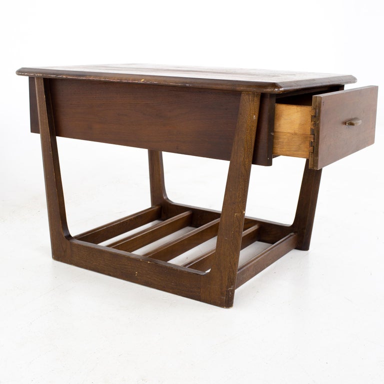 Lane Mid Century Walnut Sleigh Leg Side End Table For Sale at 1stDibs