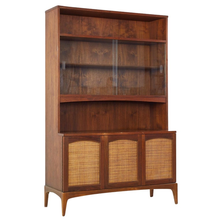 Lane Rhythm Mid Century Wendeschrank aus Nussbaum und Rattan im Angebot ...