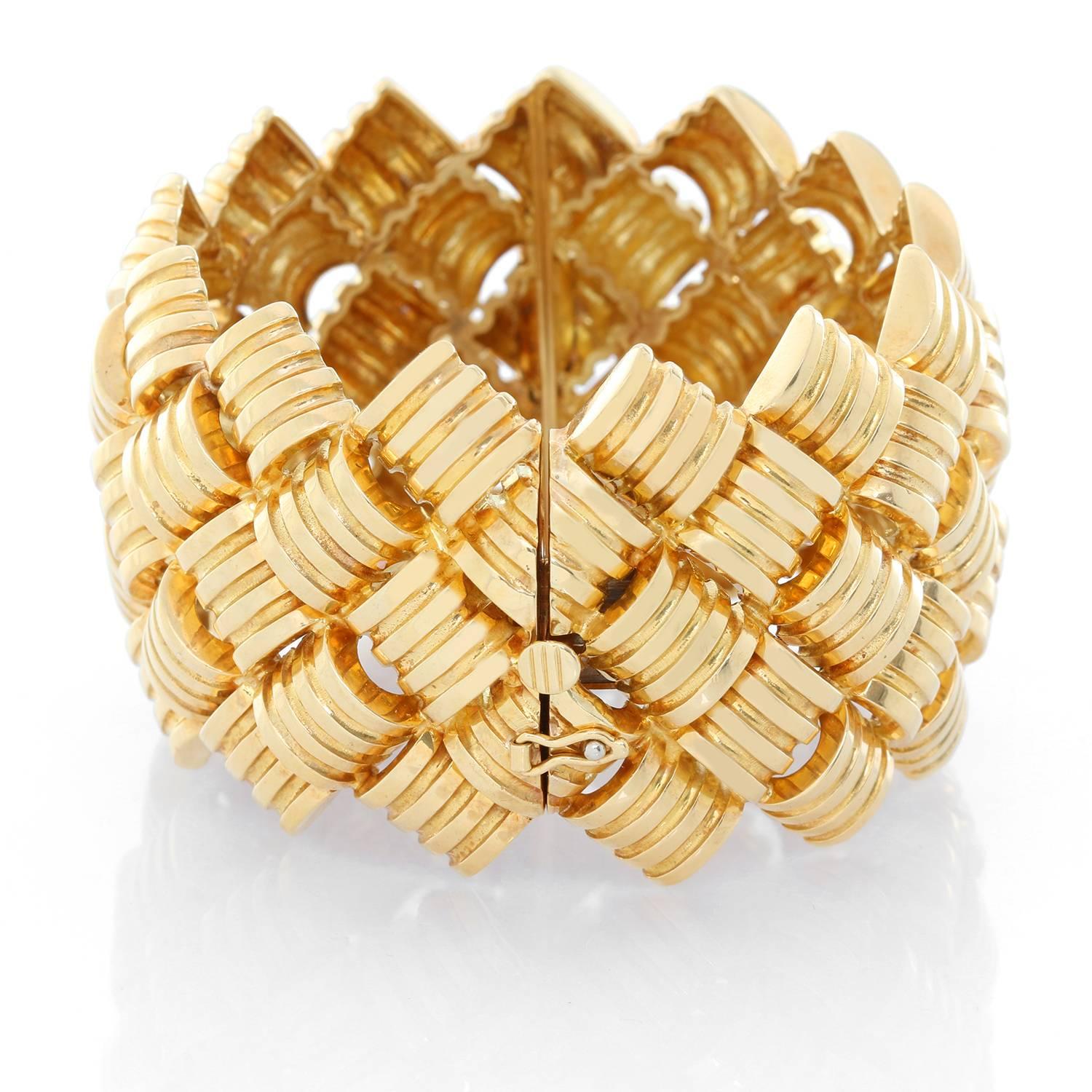 Large 18 Karat Yellow Gold Barrel and Link Cuff at 1stDibs