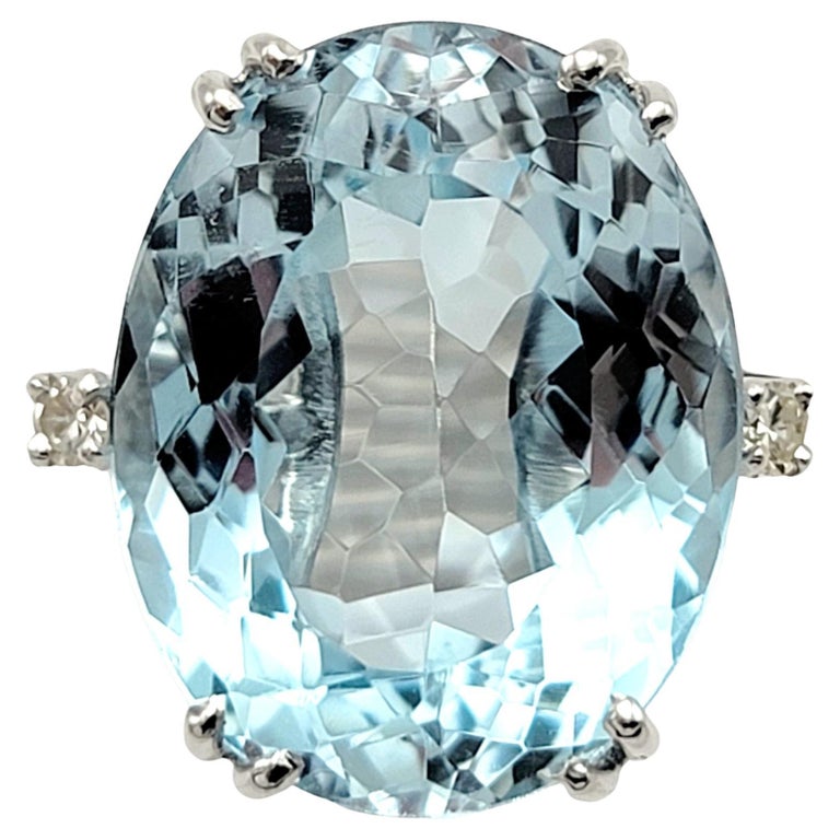 Großer ovaler, hellblauer Topas und Diamant-Statement-Cocktailring, 19 ...