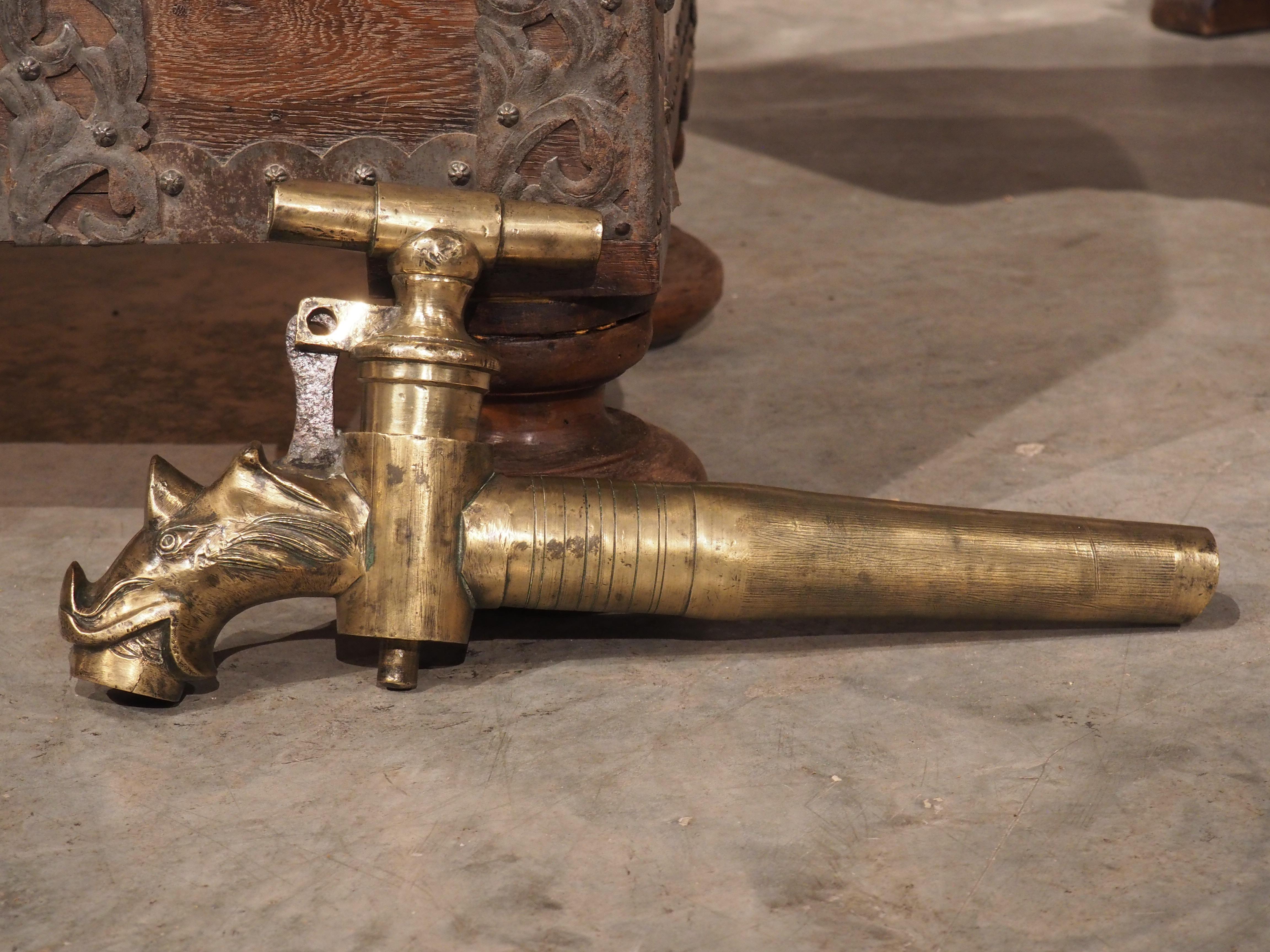 Gran pitorro de barril de vino de bronce pesado del siglo XIX de ...
