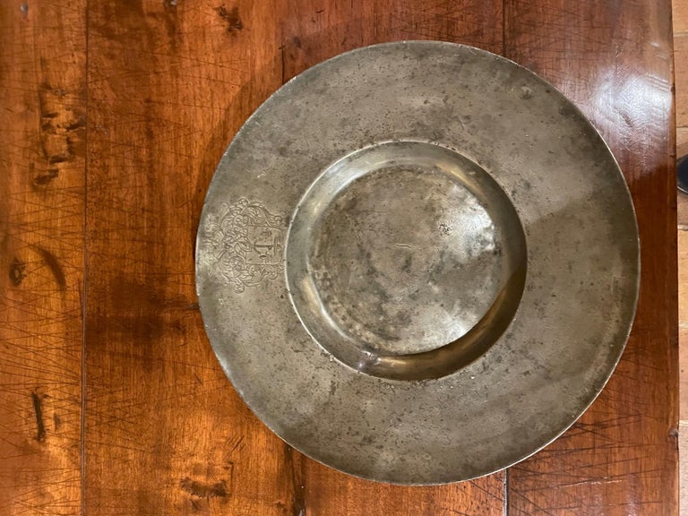 Large Cardinal Dish in Pewter, Xviith with Coat of Arms For Sale at 1stDibs