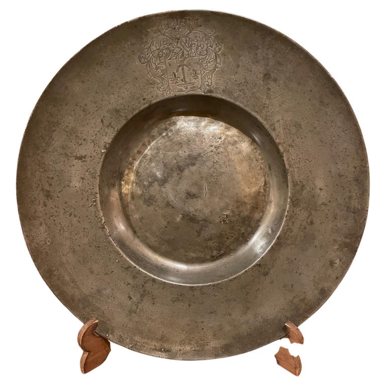 Large Cardinal Dish in Pewter, Xviith with Coat of Arms For Sale at 1stDibs