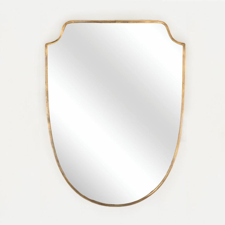 Grand miroir italien à bouclier en laiton En vente sur 1stDibs