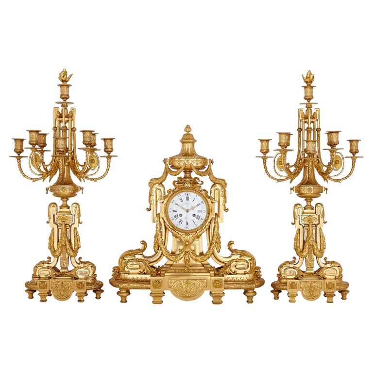 Grande horloge de trois pièces en bronze doré rococo de style Louis XV ...