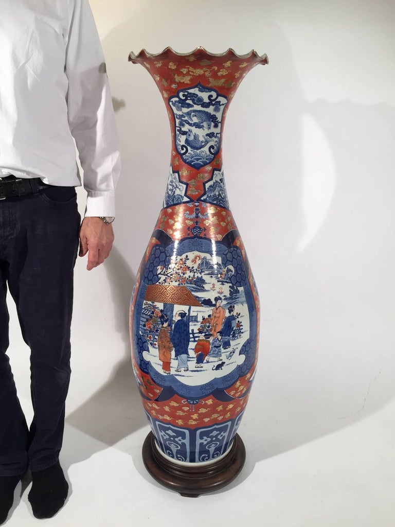 Large Scalloped Edge Porcelain Imari Palace Vase For Sale at 1stDibs