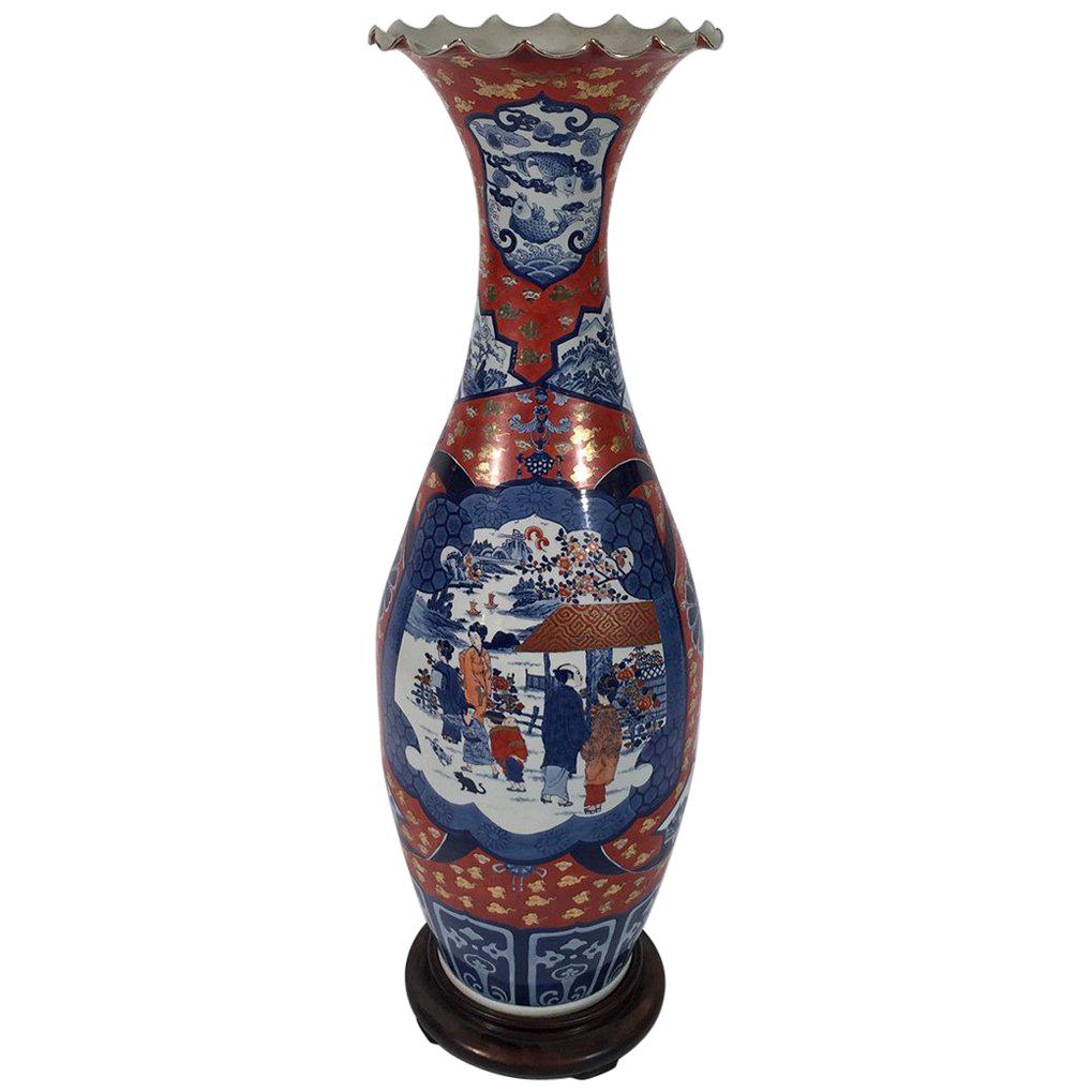 Large Scalloped Edge Porcelain Imari Palace Vase For Sale at 1stDibs