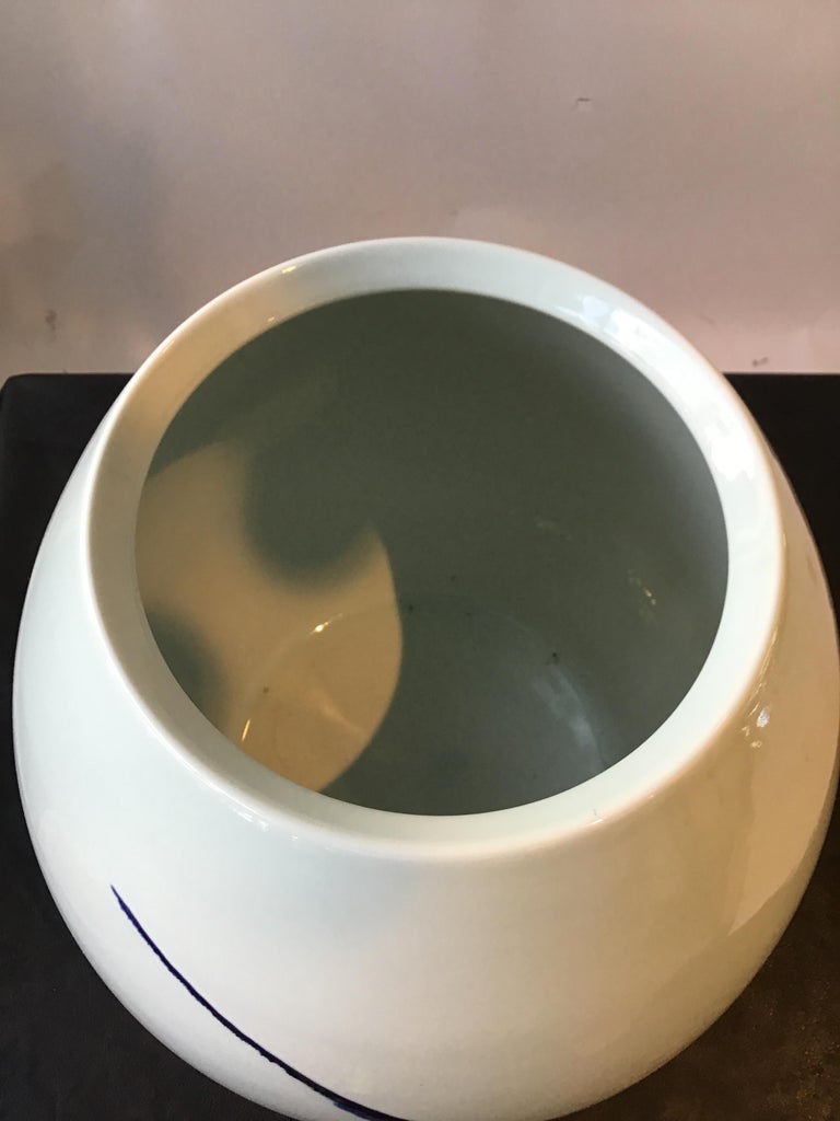 Large Spin Ceramics White Vase with Blue Swirl For Sale at 1stDibs