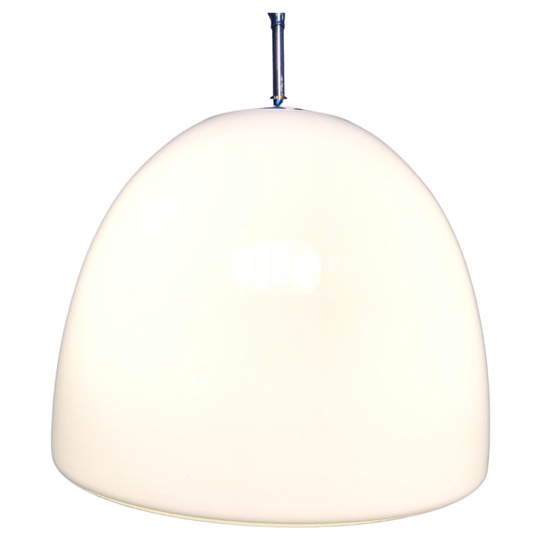 Grand pendentif Delta en opaline Vilhelm Lauritzen pour Louis Poulsen ...