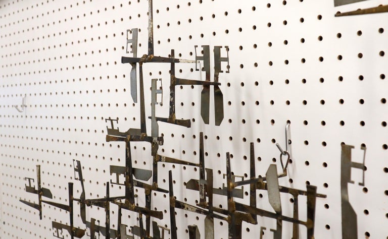 Große William Bowie Abstrakte Wandnagel Skulptur im Angebot bei 1stDibs