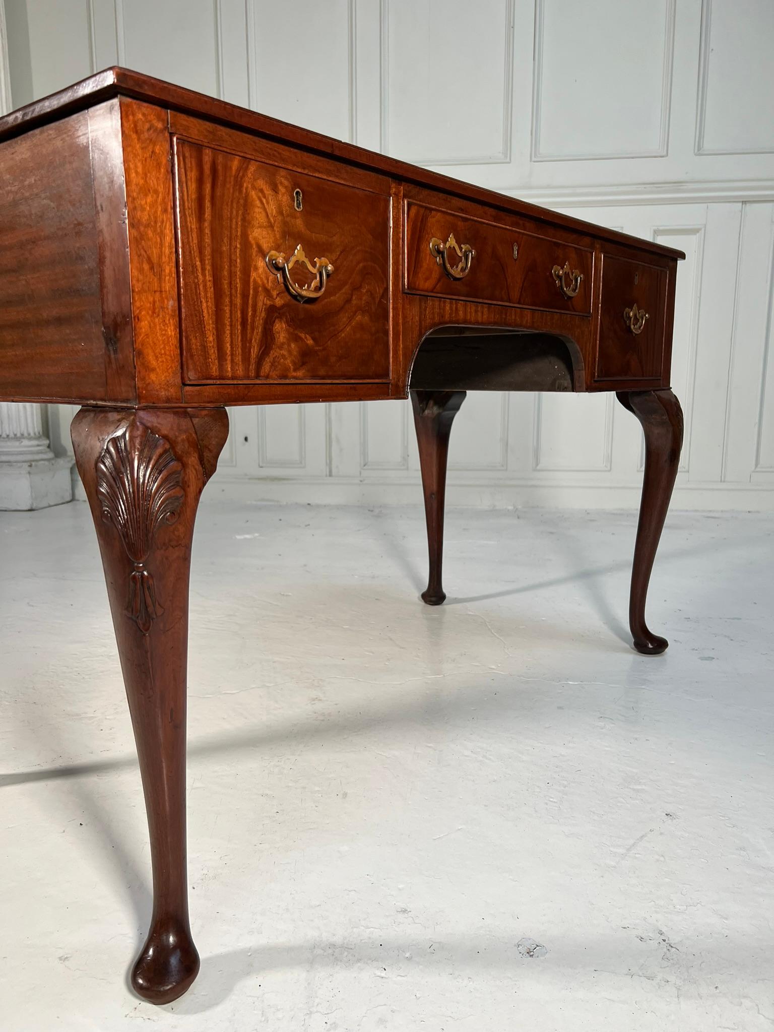 Late 19th century Georgian style mahogany desk For Sale at 1stDibs
