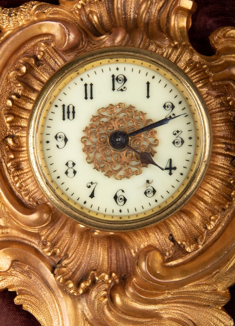 Wanduhr aus vergoldeter Bronze im Louis XV.-Rokoko-Stil des späten 19 ...