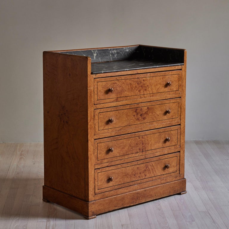 Paire de commodes suédoises à dessus en faux marbre de la fin du XIXe ...