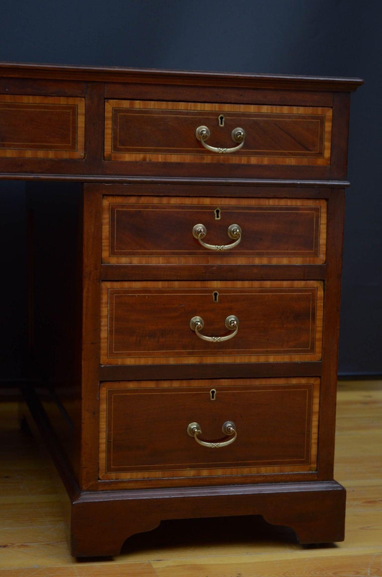 Late Victorian Mahogany and Inlaid Desk For Sale at 1stDibs