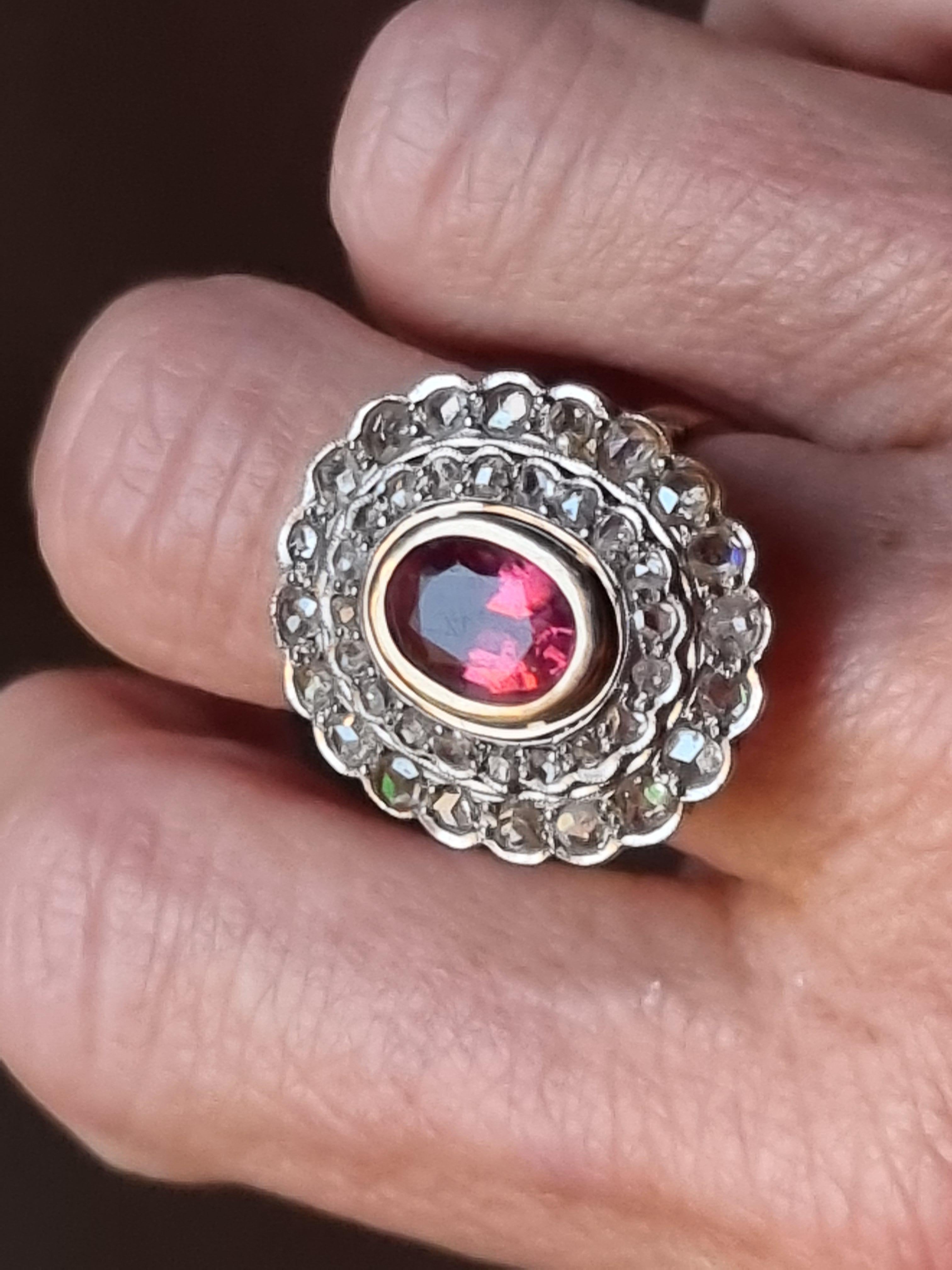 Anillo victoriano tardío de espinela roja rosácea natural y racimo de ...
