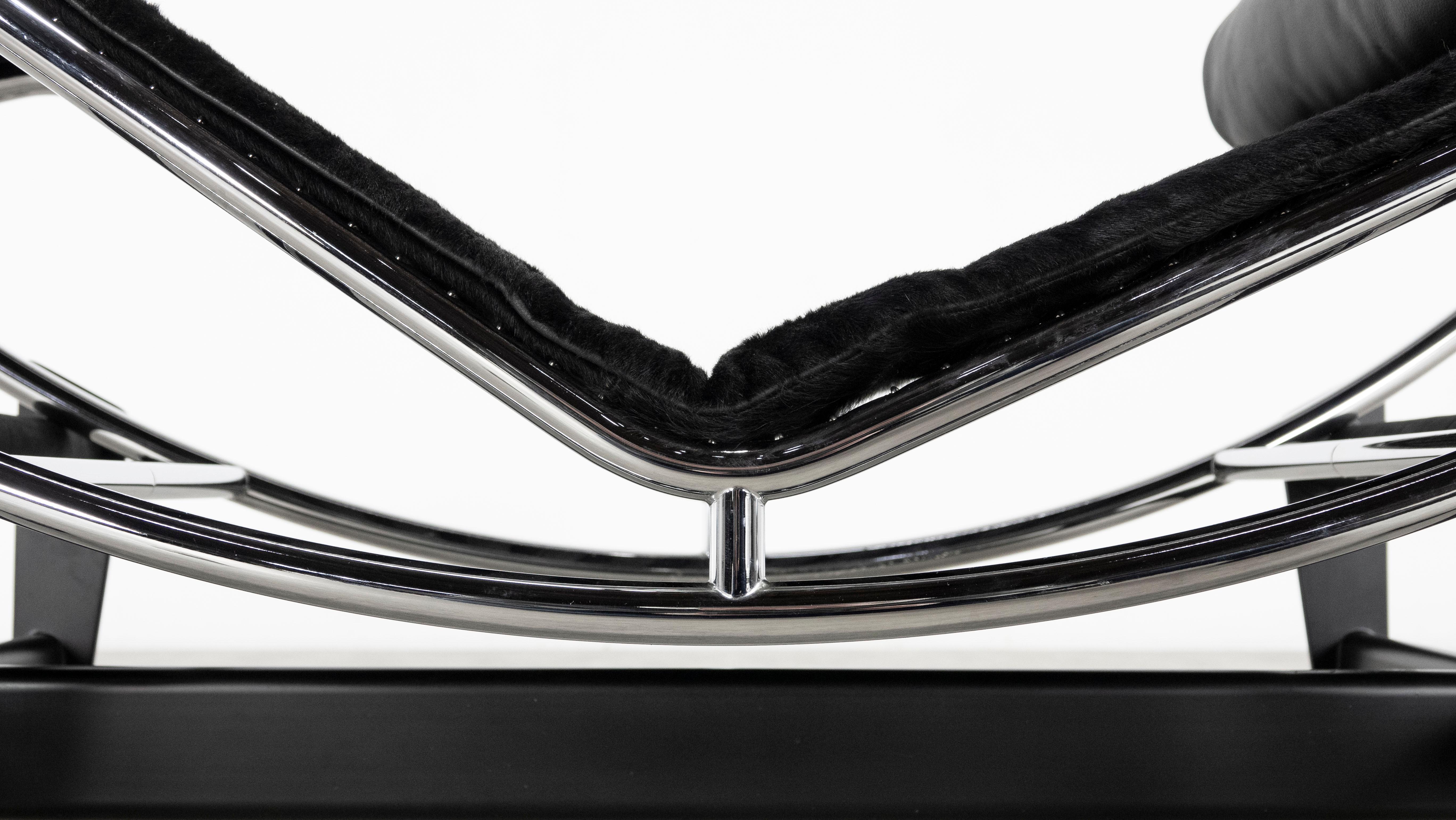 LC4 Black Pony Chaise by Le Corbusier for Cassina, 'Italy' at 1stDibs