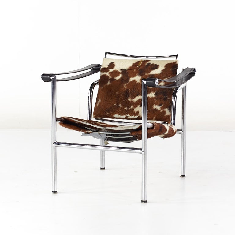 Le Corbusier Mid Century LC1 Cowhide and Chrome Lounge Chair For Sale ...