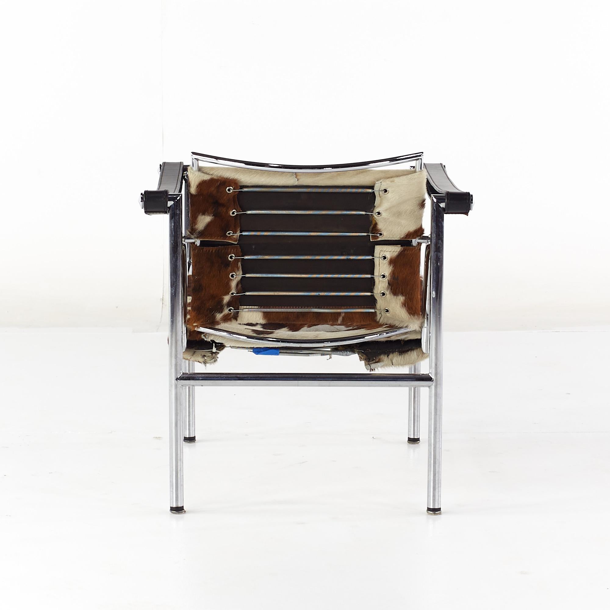 Le Corbusier Mid Century LC1 Cowhide and Chrome Lounge Chair For Sale ...