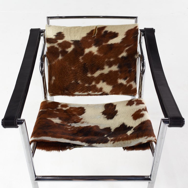 Le Corbusier Mid Century LC1 Cowhide and Chrome Lounge Chair For Sale ...