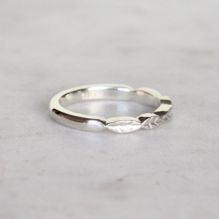 Customizable Leaf Ring/ 9 Carat White Gold For Sale at 1stDibs