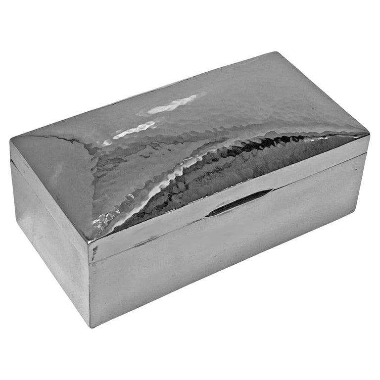 Liberty and Co. Zinnschachtel, um 1920 bei 1stDibs