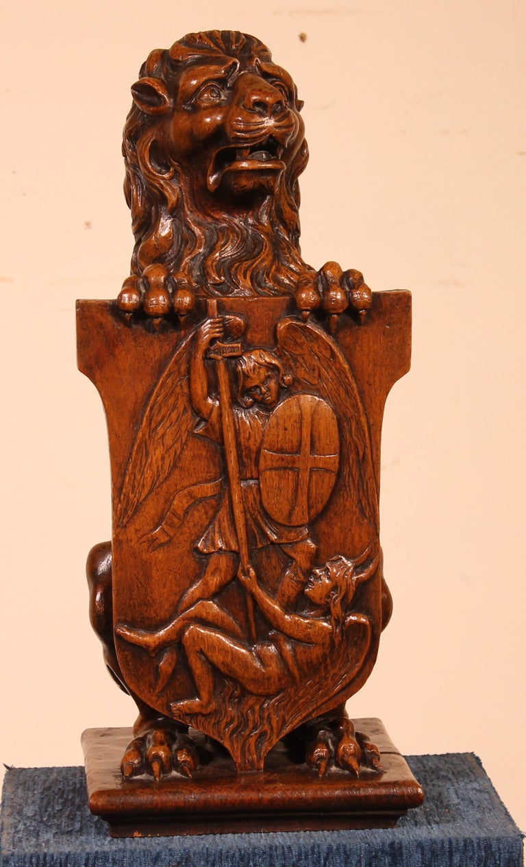 Lion Avec Blason Représentant Saint Michel En Chêne For Sale at 1stDibs