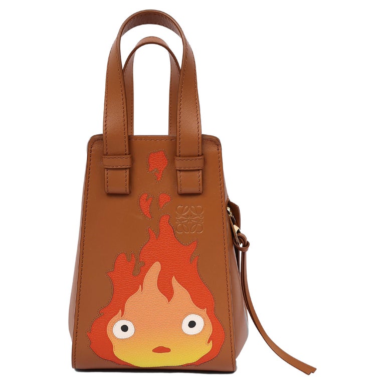LOEWE x Howls Moving Castle Calcifer Hammock Kompakte Tasche im Angebot ...