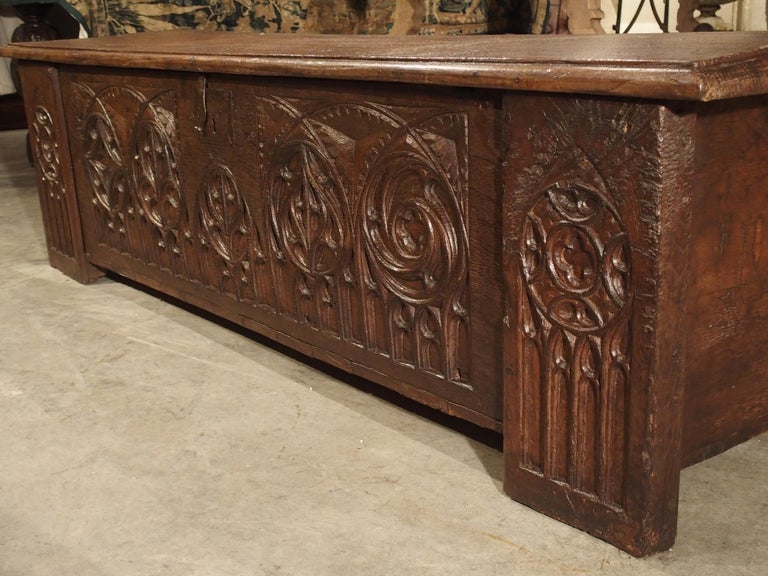 Lange Eichenholztruhe im gotischen Stil, um 1800 aus Frankreich im ...