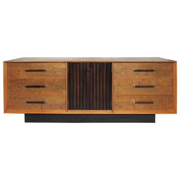 Commode longue moderne du milieu du siècle dernier En vente sur 1stDibs