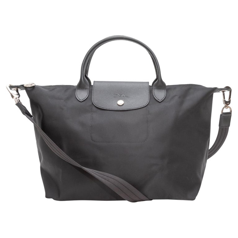 Longchamp Schwarze Le Pliage Umhängetasche im Angebot bei 1stDibs