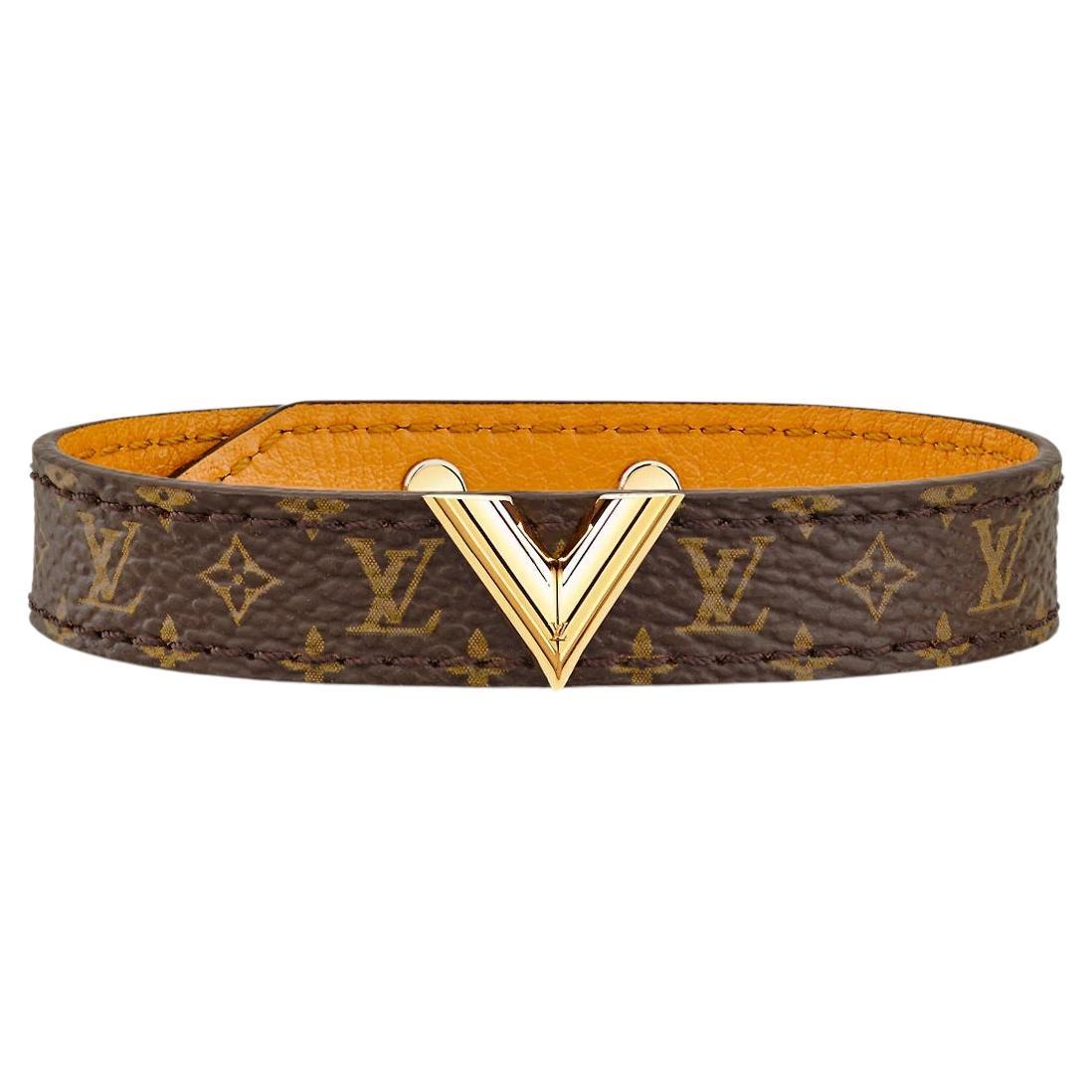Louis Vuitton Essential V Strap Size 17cm For Sale at 1stDibs