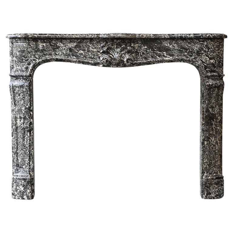 Louis XV.-Kamin aus Saint Anna-Marmor aus dem 19. Jahrhundert im ...