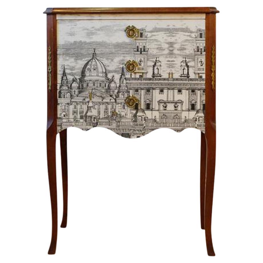 Coffre de style Louis XV avec motif Fornasetti de la Rome antique et ...