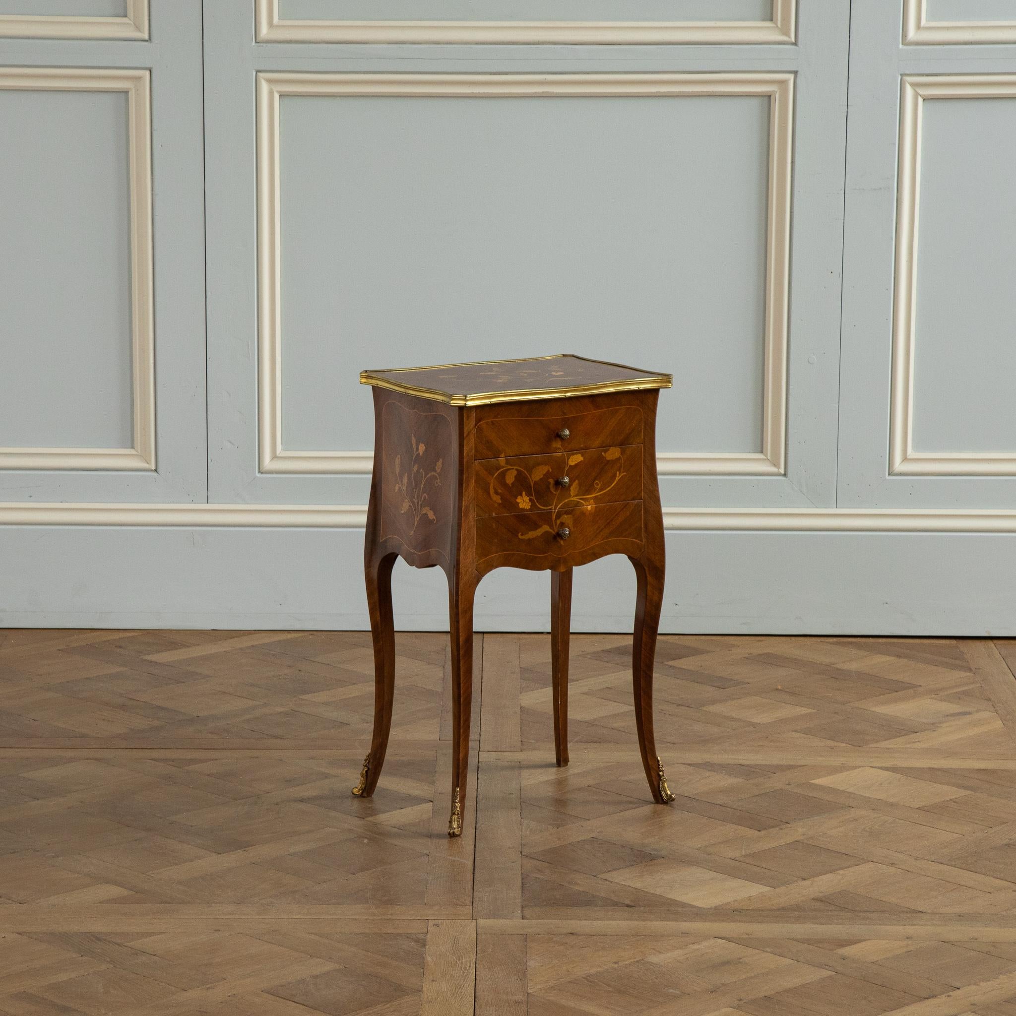 Louis XV Style Pair of Marquetry Bedside Tables For Sale at 1stDibs