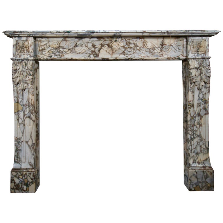 Breche-Marmor-Kaminsims im Stil Louis XVI. im Angebot bei 1stDibs