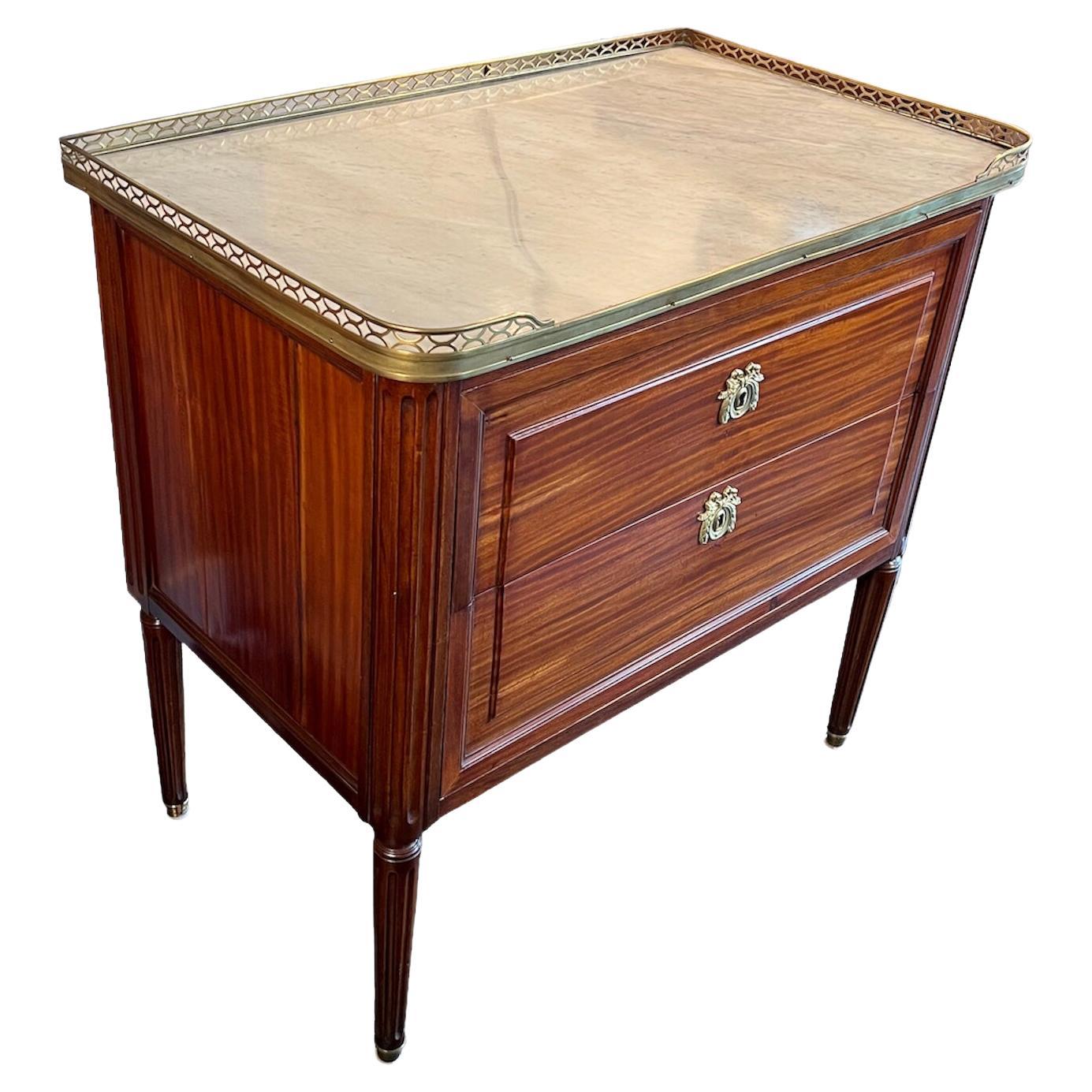 Paire de commodes françaises de style Louis XVI à quatre tiroirs avec ...