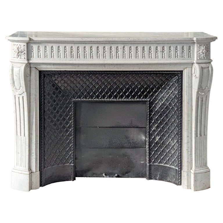 geschwungener Kaminsims aus Carrara-Marmor im Louis-XVI.-Stil mit ...