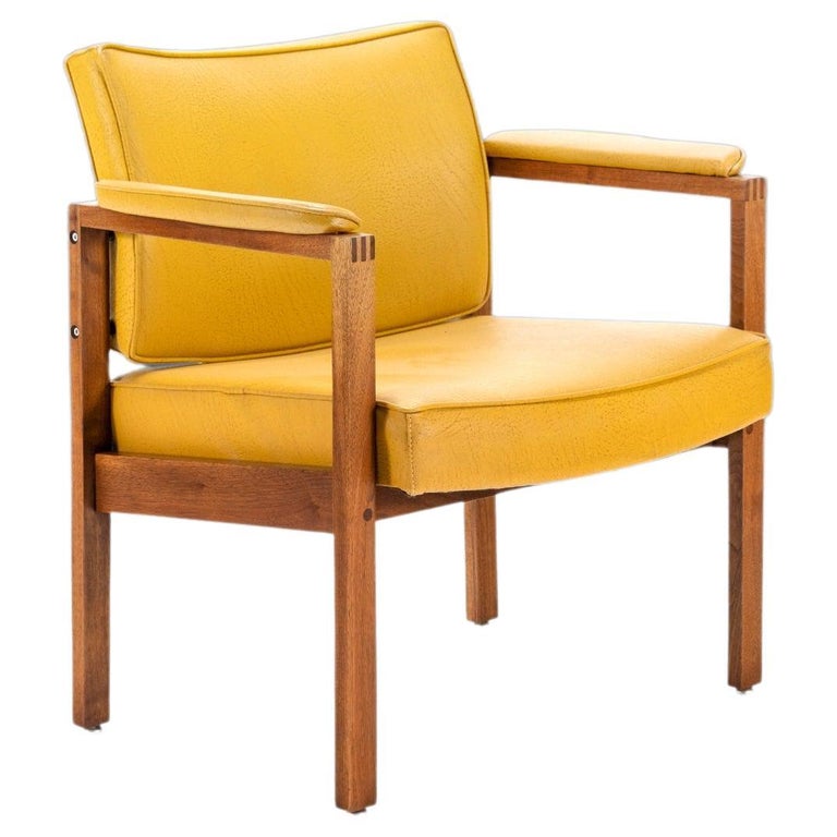 Lounge Chair in Walnut and Original Fabric in Manner of Jens Risom, USA ...