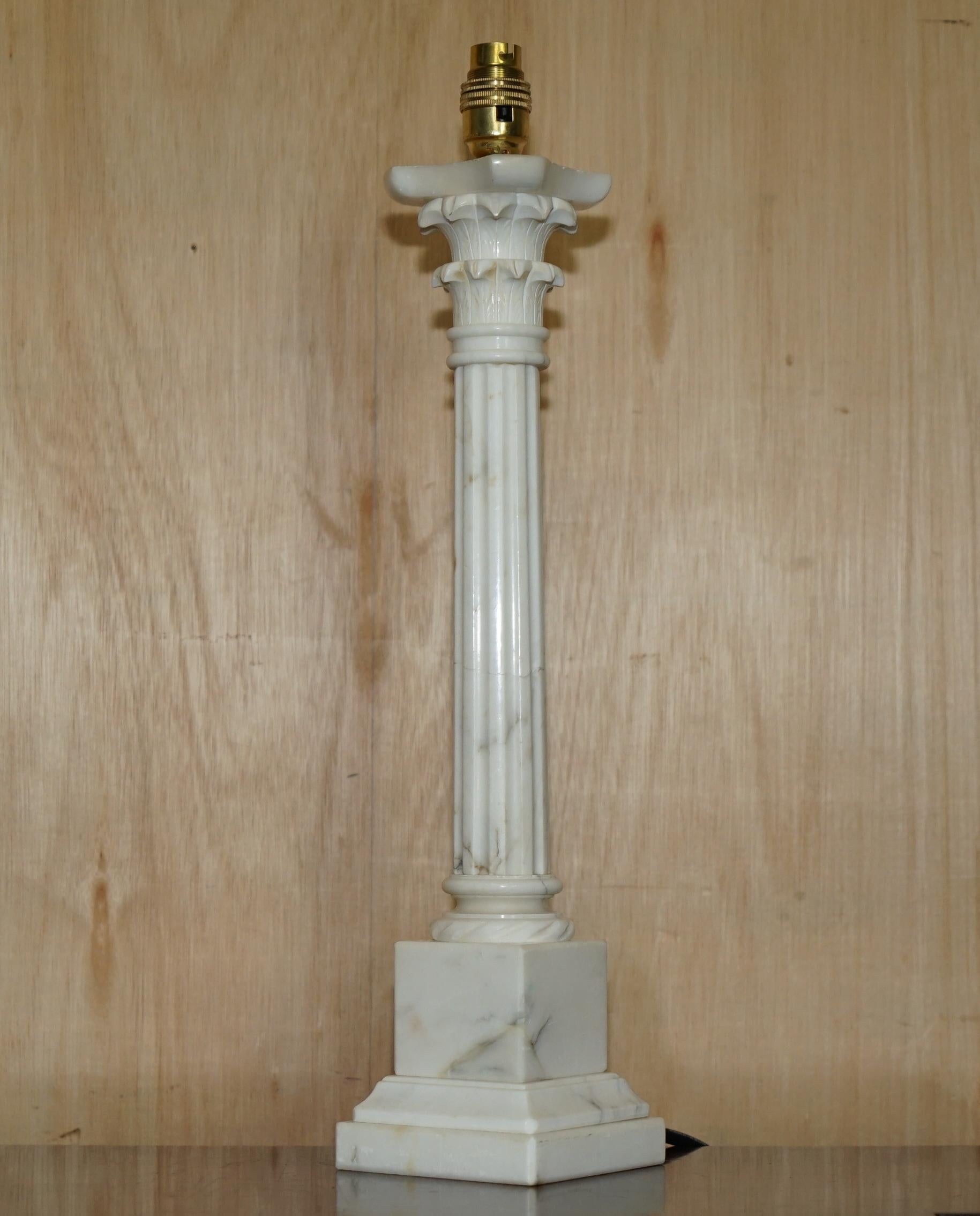LOVELY PAIR OF LARGE ViNTAGE MADE IN ITALY MARBLE CORINTHIAN PILLAR TABLE LAMPS For Sale at 1stDibs