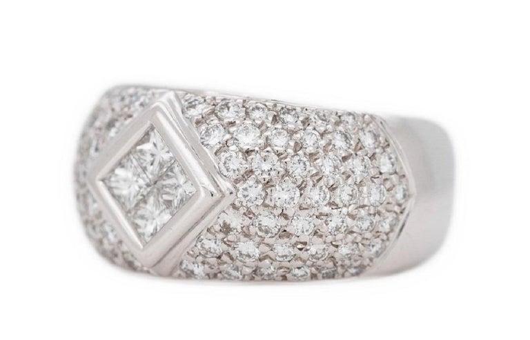 Luxurious 18K White Gold Dome Ring with 1.90 ct Natural Diamonds, NGI cert For Sale at 1stDibs