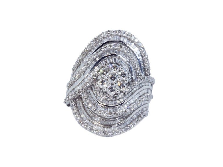 Luxurious 18K White Gold Dome Ring with 4.00 Ct Natural Diamonds For Sale at 1stDibs